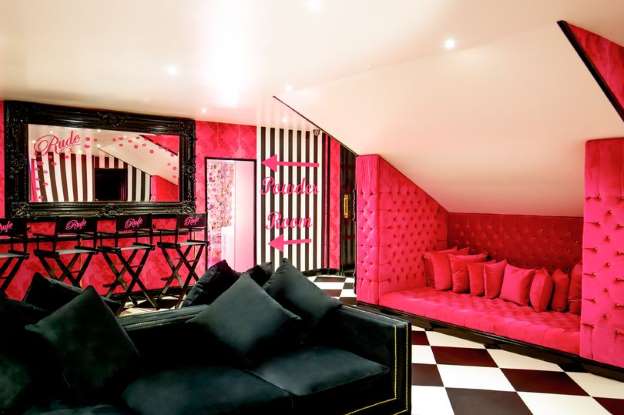 Strip-magazine.comBehind the scenes of Liverpool's most glamorous lap ...