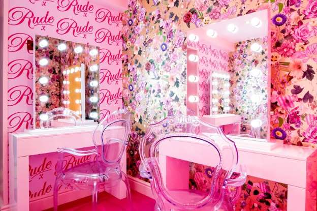 Strip-magazine.comBehind the scenes of Liverpool's most glamorous lap ...